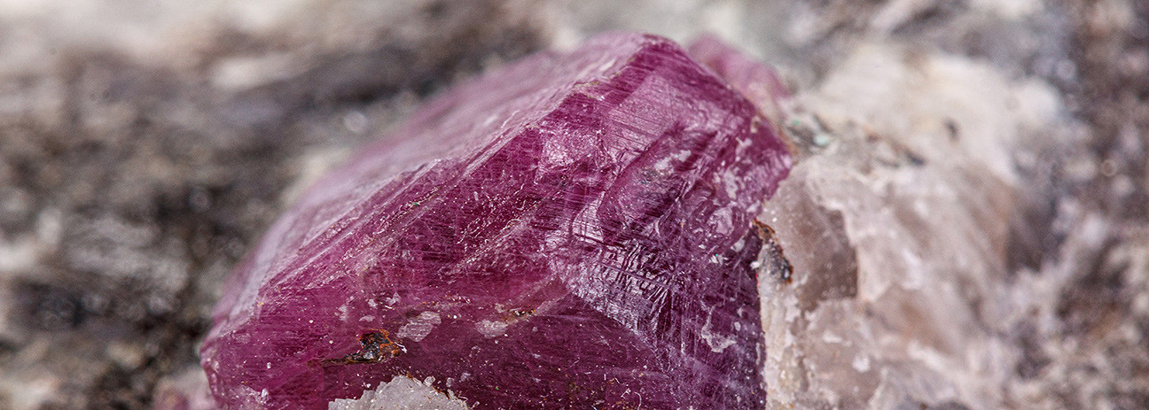 Mineral Rubin Bedeutung Wirkung Anwendung | GH Edelsteine, Heilsteine ...